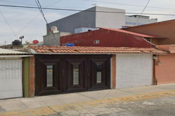 Se vende casa en ALMENDROS #9, Colonia Villa de las Flores 1a...