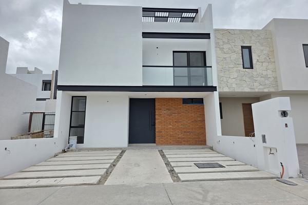 Venta de casa en Circuito Azaleas, Colonia Zizana, C.P. 76269