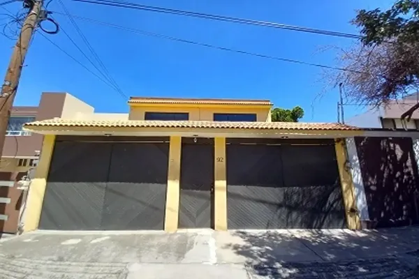 Casa en Juan de Dios Batiz, Magisterial Vista Bel... - Propiedades.com