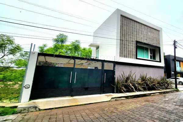 Venta casa en LOMA DE LAS AGUILAS #250, Colonia Lomas Del Sur, C.P. 58095