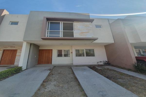 Casa disponible en venta en , Colonia Parques del Bosque, C.P. 45609