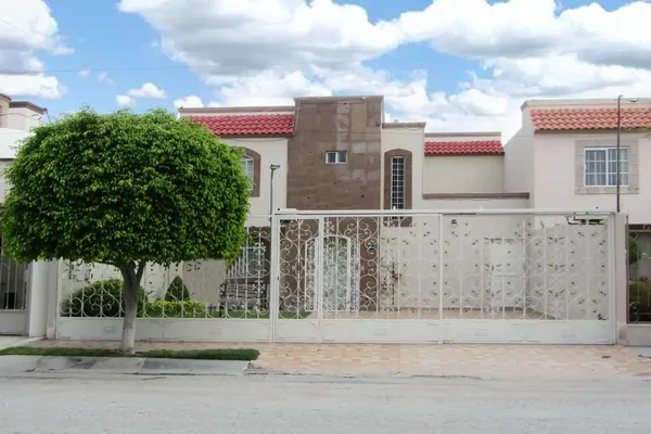 Casa en venta disponible en Paseo del Venado #213, Colonia Los...